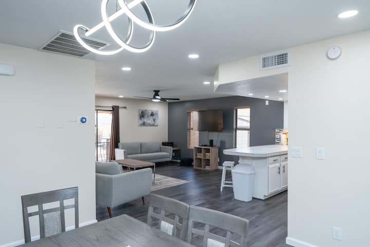 4/2 Sleeps 12 With Pool And Spacious . Parking - レイクハバスシティ, AZ