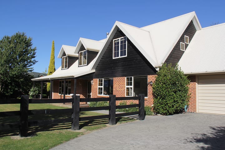 Kennealy House - Wanaka