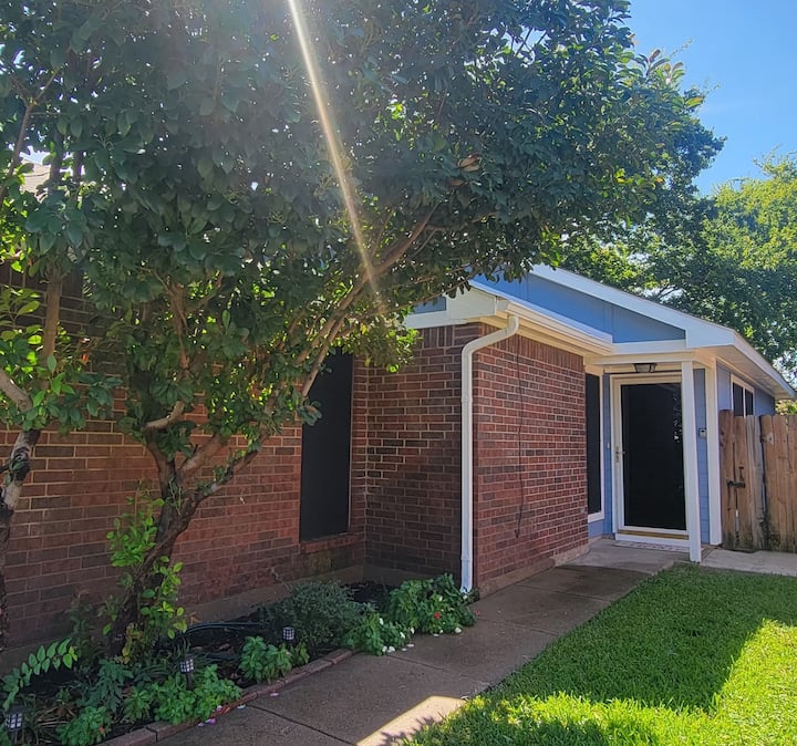 Cozy Corporate Home - Fort Worth, TX