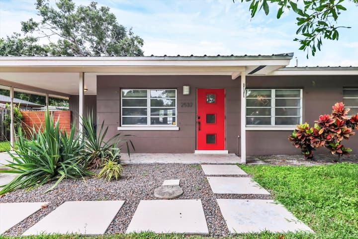 Charming 3br Retreat Near Sarasota Beaches - Sarasota, FL