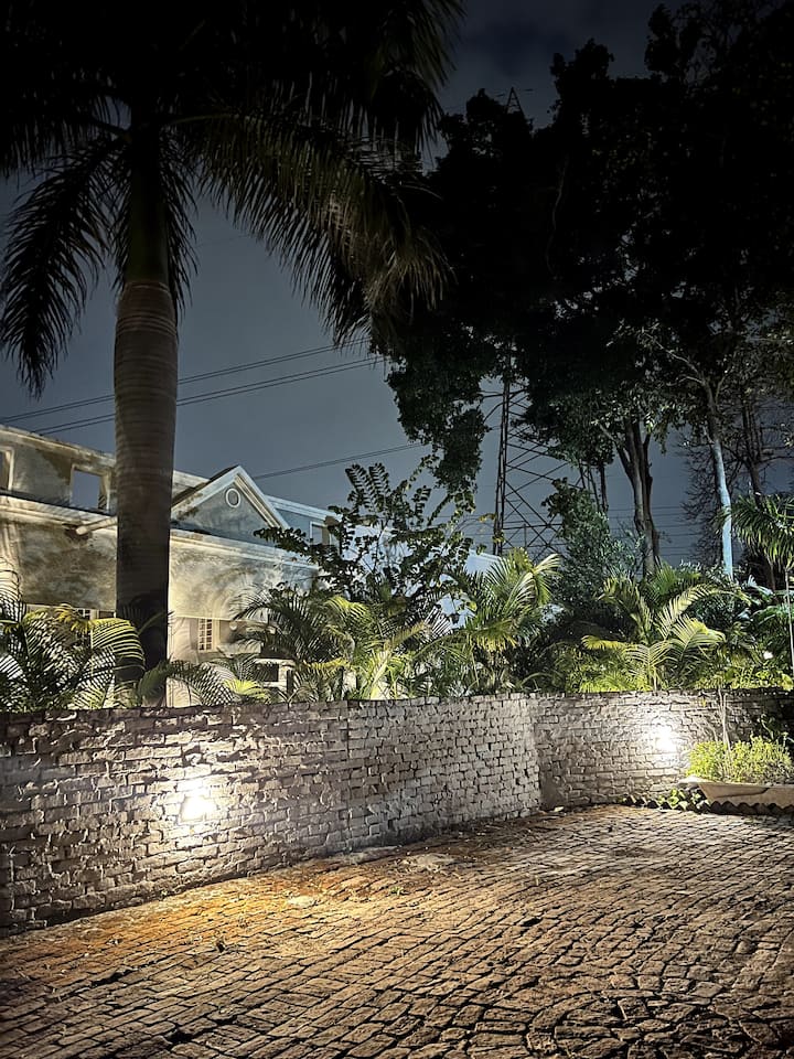 Casa Fiesta Chandigarh - Luxe Villa W/ Padel Court - Panchkula