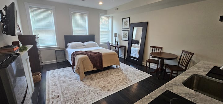 Cozy Efficiency W/ Kitchenette On Patterson Park - Baltimore, MD