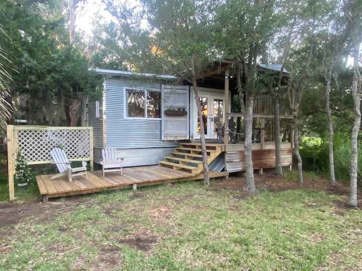 Serene Marsh Front Bungalow | Private Deck - Wilmington Island, GA