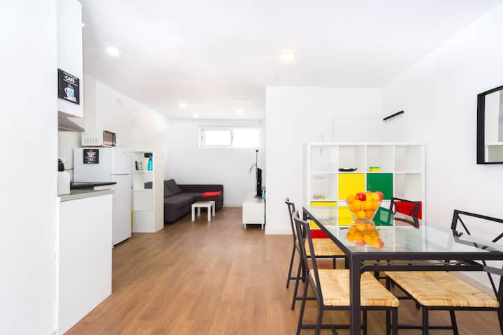 Cozy Flat Private Patio, Fast Wifi + A/c - Barcelona