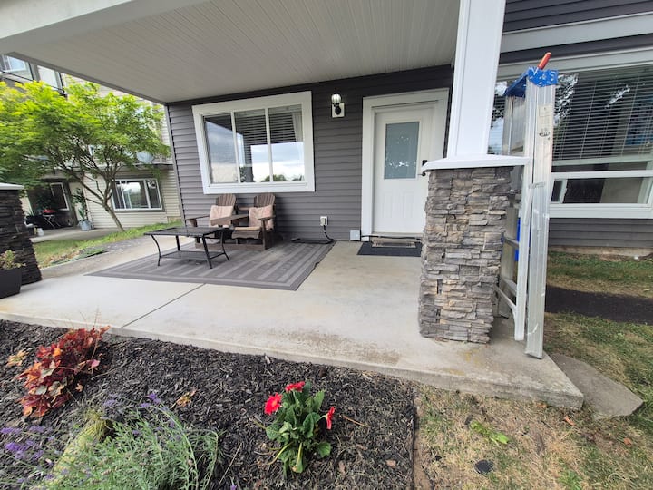Beautiful 2 Bdrm Suite W/hot-tub And Outdoor Pool. - Abbotsford