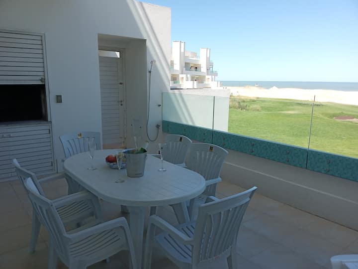 Acogedor Depto. Con Vista Abierta Y Salida Al Mar - 