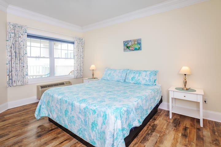 Atlantic Breeze Suites - Marsh-view King Suite - Hampton Beach, NH