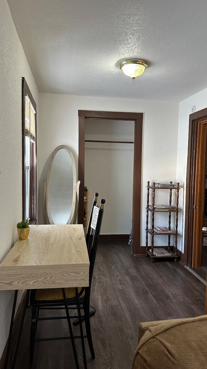 Budget Guest House #3. Private Parking & Backyard! - Milwaukee, WI