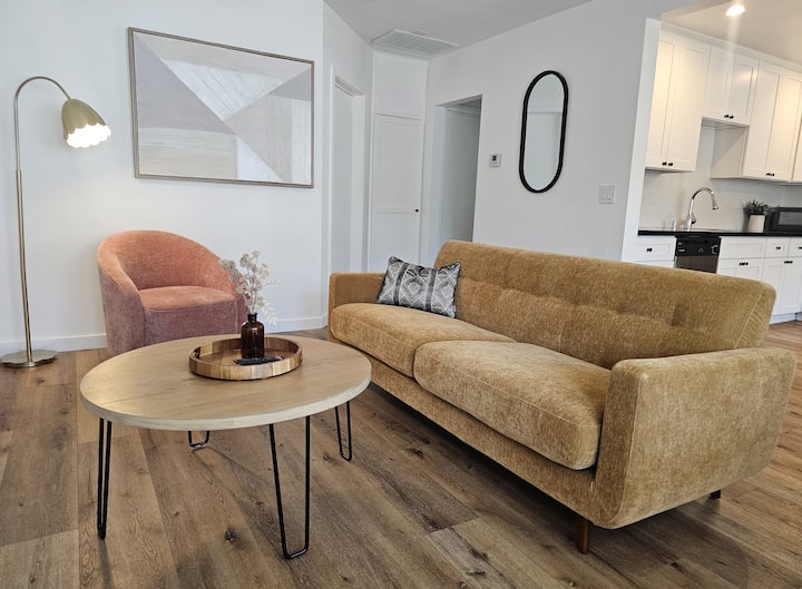 Bright & Chic Monthly Apartment In Prime Pasadena - Pasadena, CA
