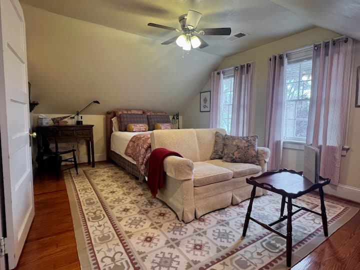 Chauffeur’s  Apartment On Historic Property - 노스캐롤라이나