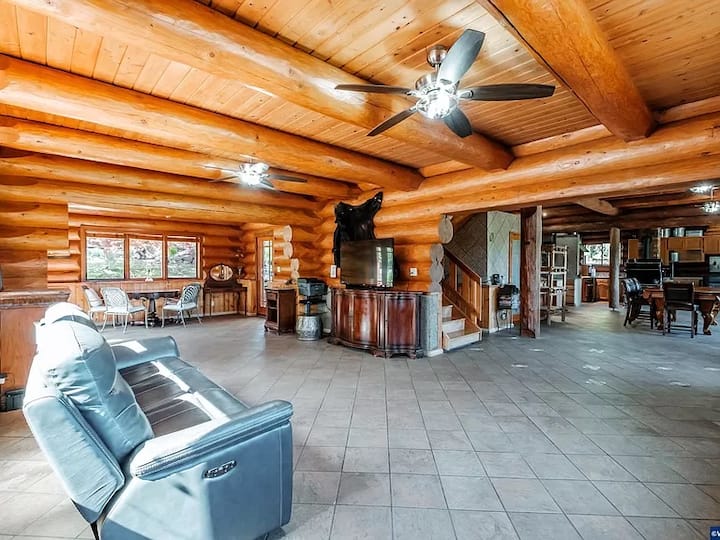 Luxurious Log Home Retreat On The River In Albany - Albany, OR