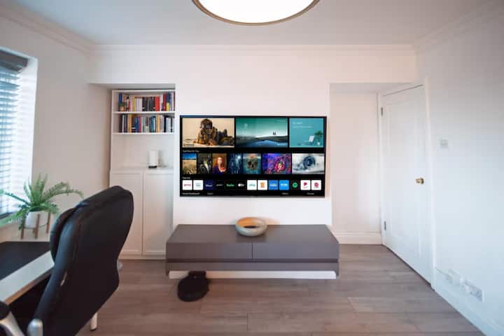 Smart Tv, Workspace, Near Chiswick High Rd, King - Barnes