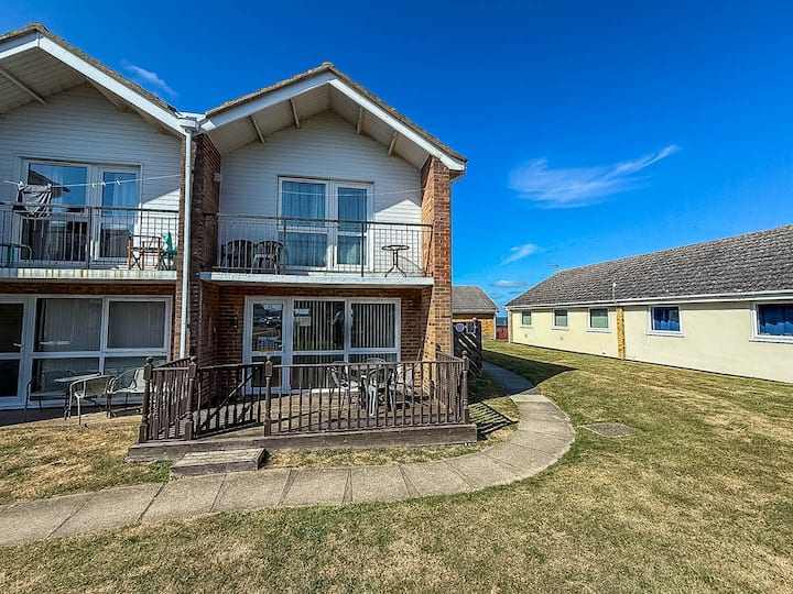 Lovely 6 Berth Villa At Waterside Village Park In Corton Ref 14100w - Pleasurewood Hills Family Theme Park