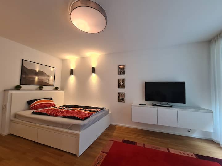 Modern Styled Guest Room With Own Bathroom - Waiblingen
