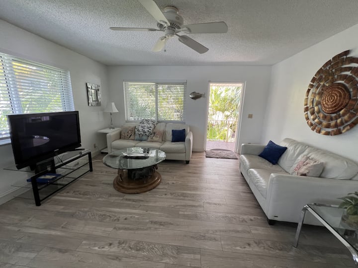 Sunshine Room - Tropical Oasis At Pairadice Palms - Lake Worth, FL