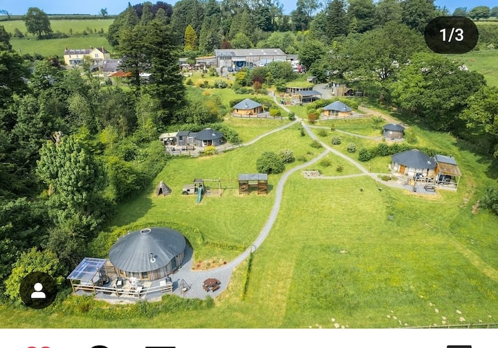 5 Luxury Roundhouse & Hot Tubs & Sauna - Pembrokeshire