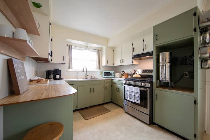 Fenced Yard + Bbq | Smart Tv | Stocked Kitchen - Akron, OH