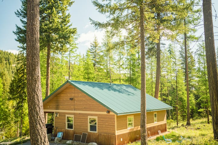 Serene Woodside Cabin: Modern Amenities In Nature - Flat Lake, MT