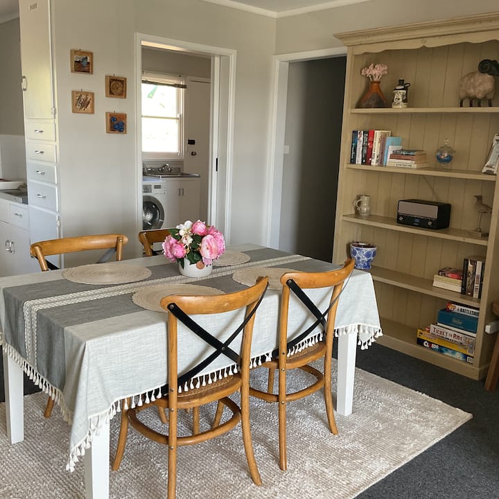 The Red Door Country Cottage - Bannockburn, Australia