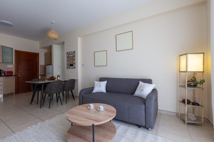 Juliana  Apartment With Communal Pool - Paphos