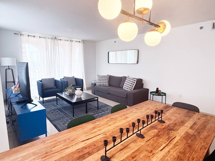 Warm & Chic With Stunning Views. Free-parking/wifi - Aventura, FL