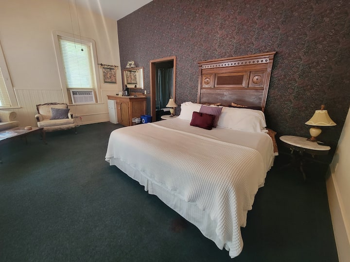 Guest-favorite: Iconic Suite 1 With Timeless Charm - Eureka Springs, AR