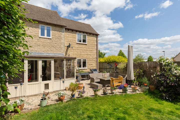Cosy Cotswolds Home | Parking | Colourful Garden - Bourton-on-the-Water