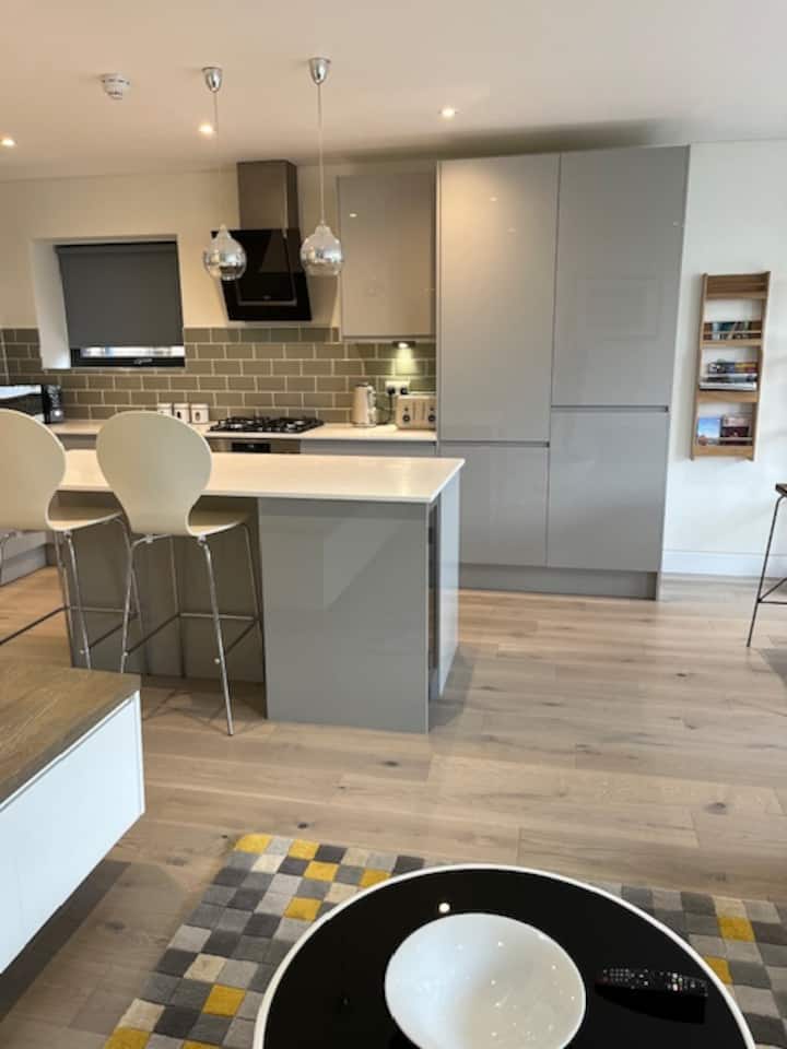 Lovely 1st Flr 2 Bed 2 Bath Flat In Esher - Surbiton