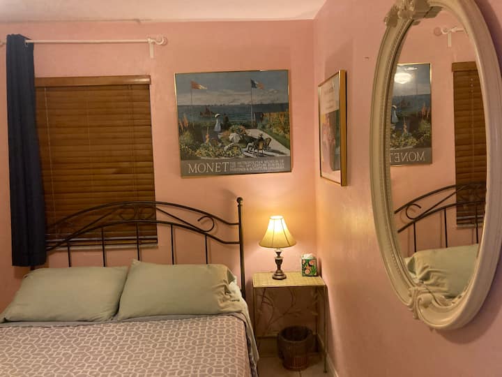 Room W/1 Bed For Adults Only By Mia, No Parking. - Miami, FL