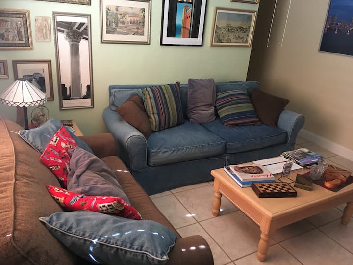 Room W/1 Bed For Adults Only By Mia, No Parking. - Miami, FL