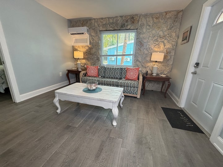 Spacious By River 1.3 Mi To Beach 1 Bd 1 Bth Kit - Bonita Springs, FL