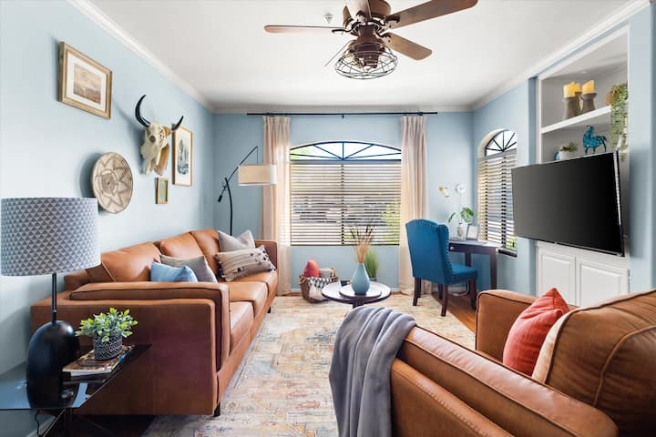 Stylish First-floor Condo W/ Pool, Gym & Parking - Scottsdale, AZ