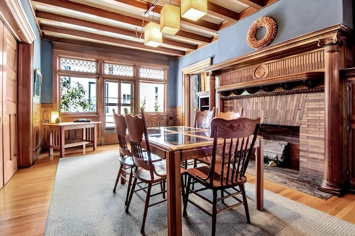 Cardinal Room At The Mansion - Buffalo, NY