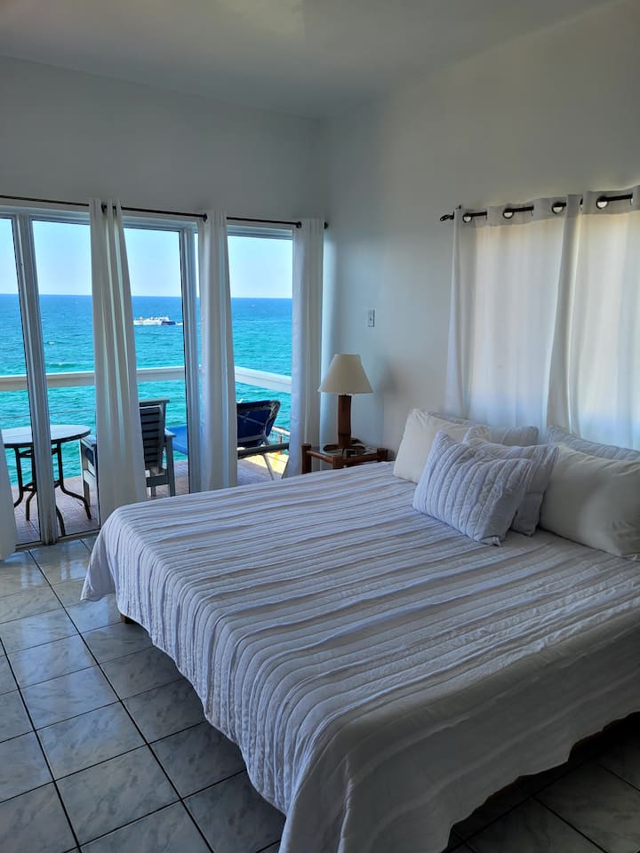 Cliffedge Suite - Upper Level - Room #16- King Bed - Negril