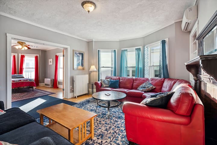 10 Bed! 8 Bedrm! Enormous! Walk To Bars! Parking! - Portland, ME