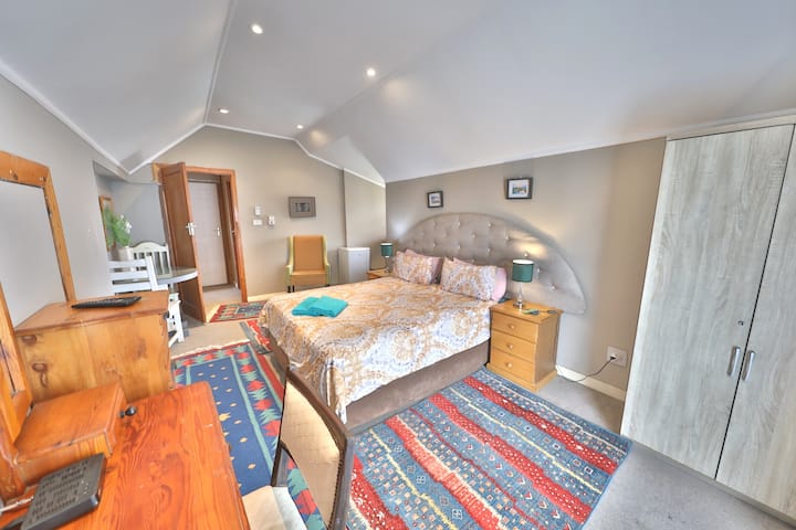 Owl Loft. Direct Room Access. Nearcoast. Aircon - Durban