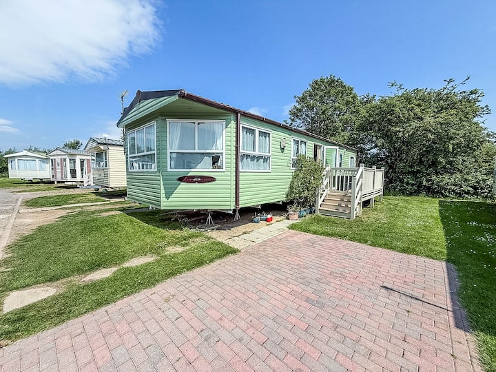 Lovely Caravan For Hire With Decking At Skipsea Sands In Yorkshire Ref 41015wf - Yorkshire