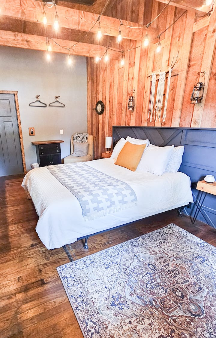 21+ Private Room B- W/ Shared Kitchen- No Pet Fee! - Stanley, ID