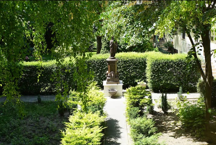 Sunny Artist Apartment With Garden View - Budapest