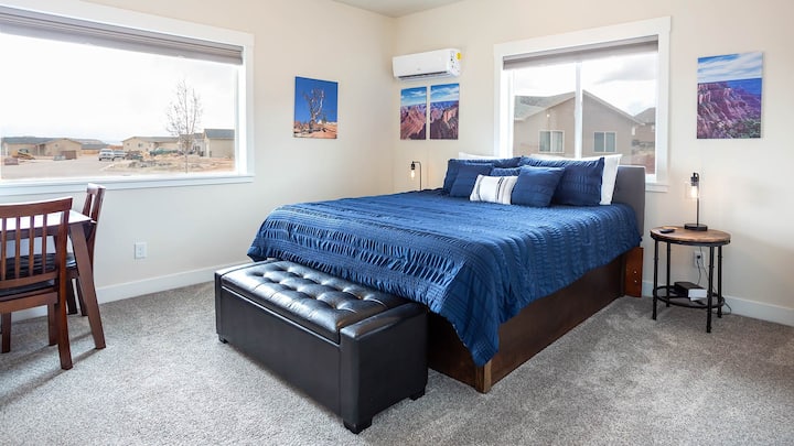 Blue Haven - King Bed, In-room Bathroom - Kanab, UT