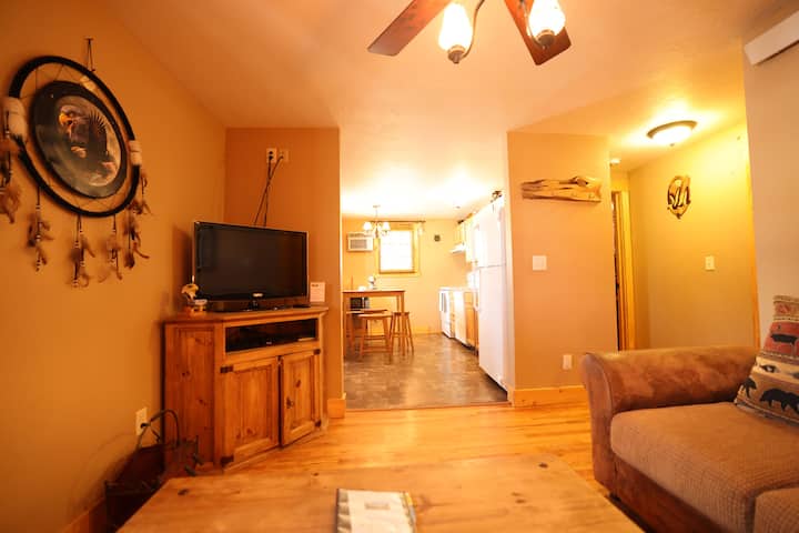 Eagles Nest Cabin@restmore Inn-convenient Location - Hill City, SD