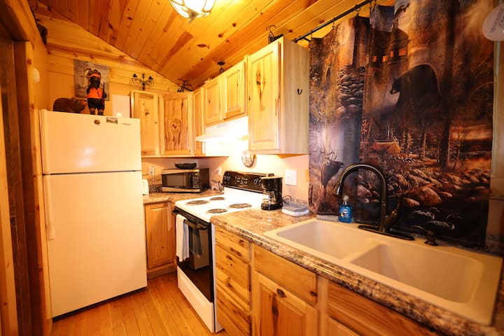 Bears Den Cabin @Restmore Inn, Convenient Location - Hill City, SD