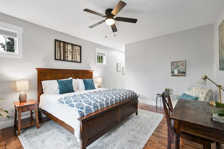 The Black Mountain Cottage
A Luxurious Get-away - Black Mountain, NC