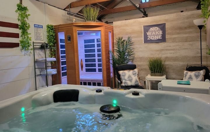 Boutique Wellness Retreat - Hot Tub And Fireplace - Sheboygan, WI