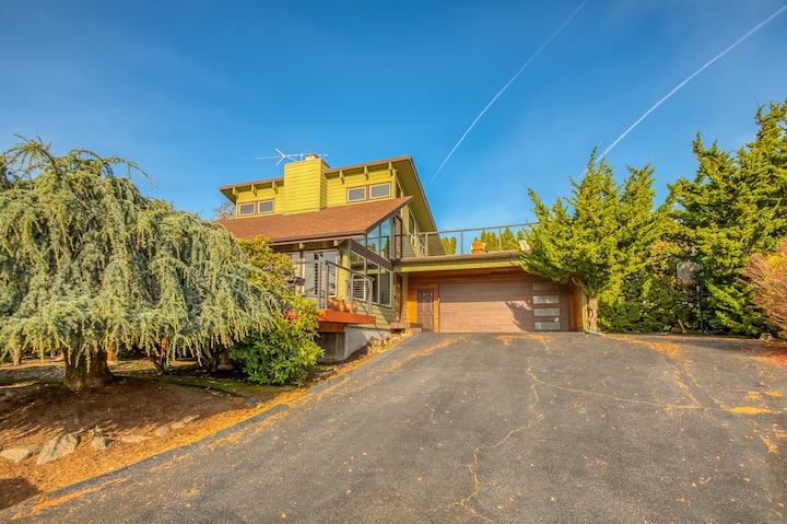 Contemporary Home With Views On Columbia River - Portland, OR