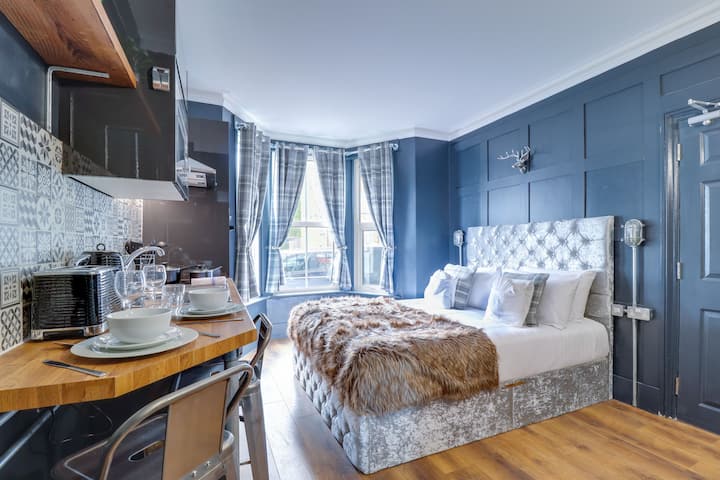 Stylish Seaside Stay For Two | Southend Studios - Southend-on-Sea