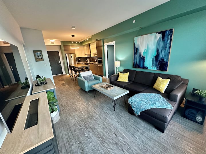 Top Floor, Trendy, 2 Bed-2 Bath Downtown Condo - Kelowna