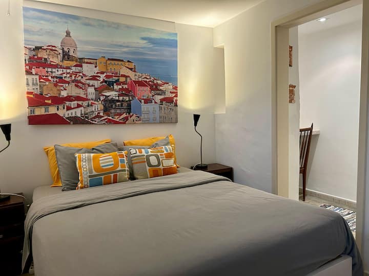 Charming Basement Apartment With Patio - Lumiar