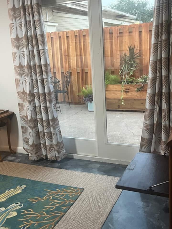Walk To Beach-all New 1br/1bth , No Cleaning Fee! - Galveston, TX