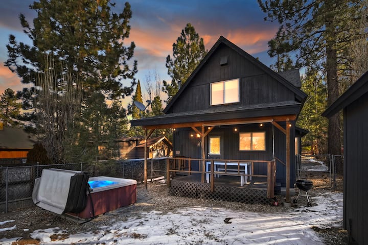 Walk To Village + Hot Tub+ By The Lake +Ev Charger - Big Bear Lake, CA
